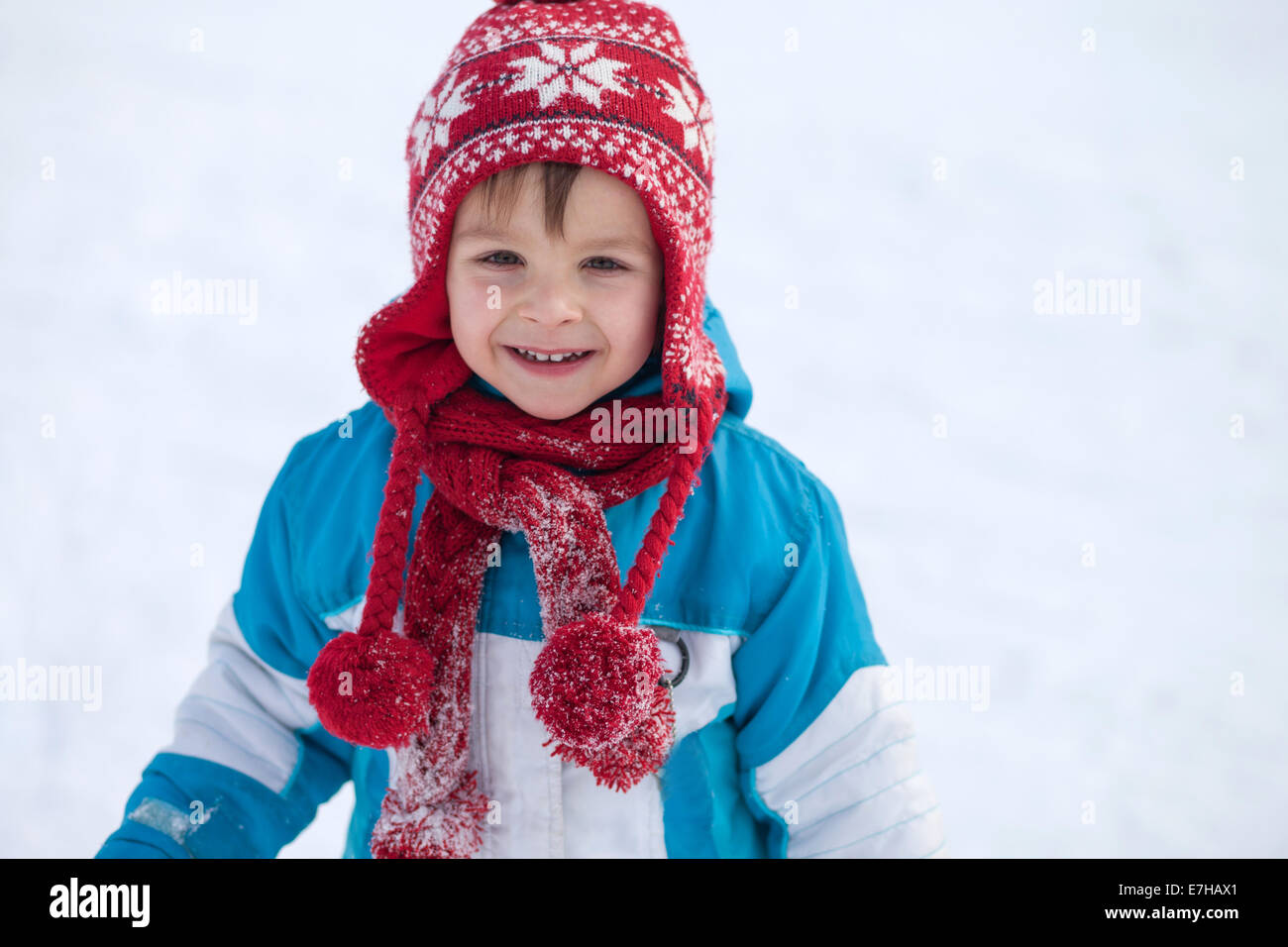 Little boy in the snow Stock Photo - Alamy