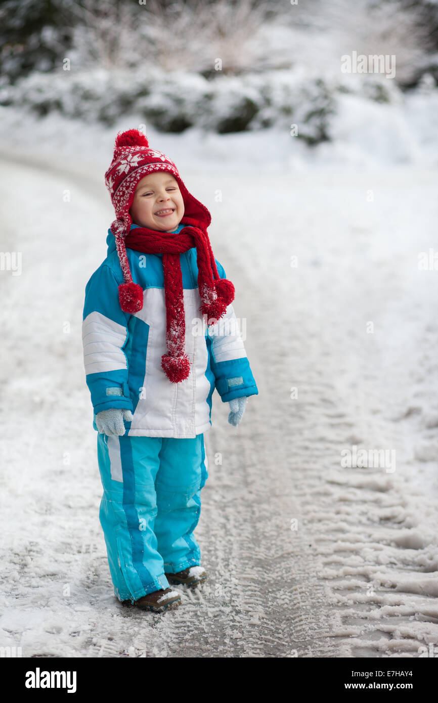 Little boy in the snow Stock Photo - Alamy