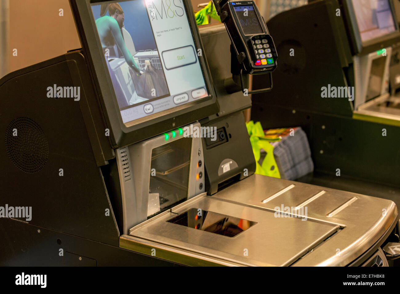 Self service checkout hi-res stock photography and images - Alamy