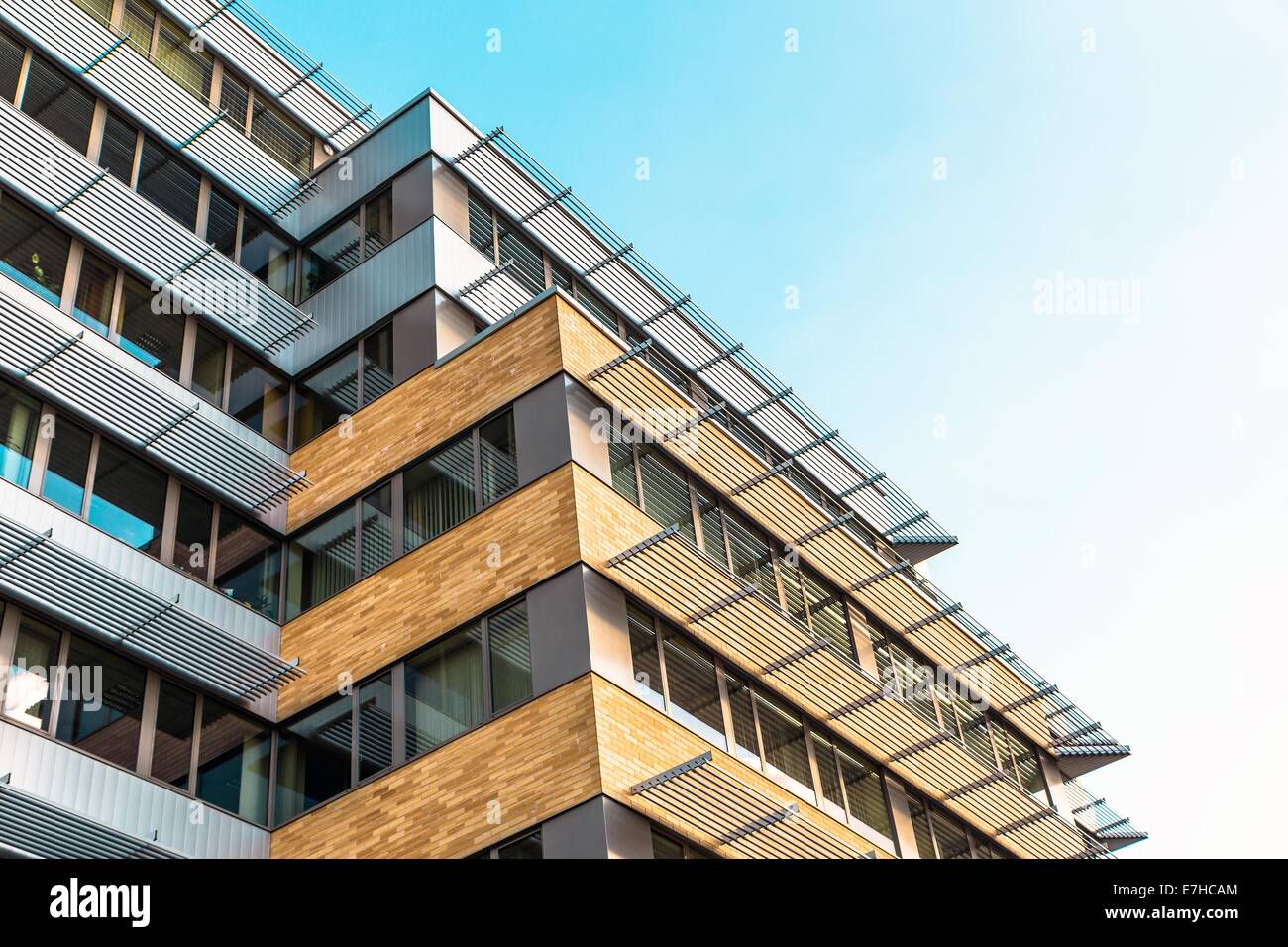 Large building in background hi-res stock photography and images - Alamy