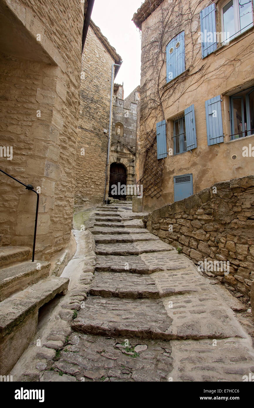 Narrow street in medieval town Gordes, southern France Stock Photo - Alamy