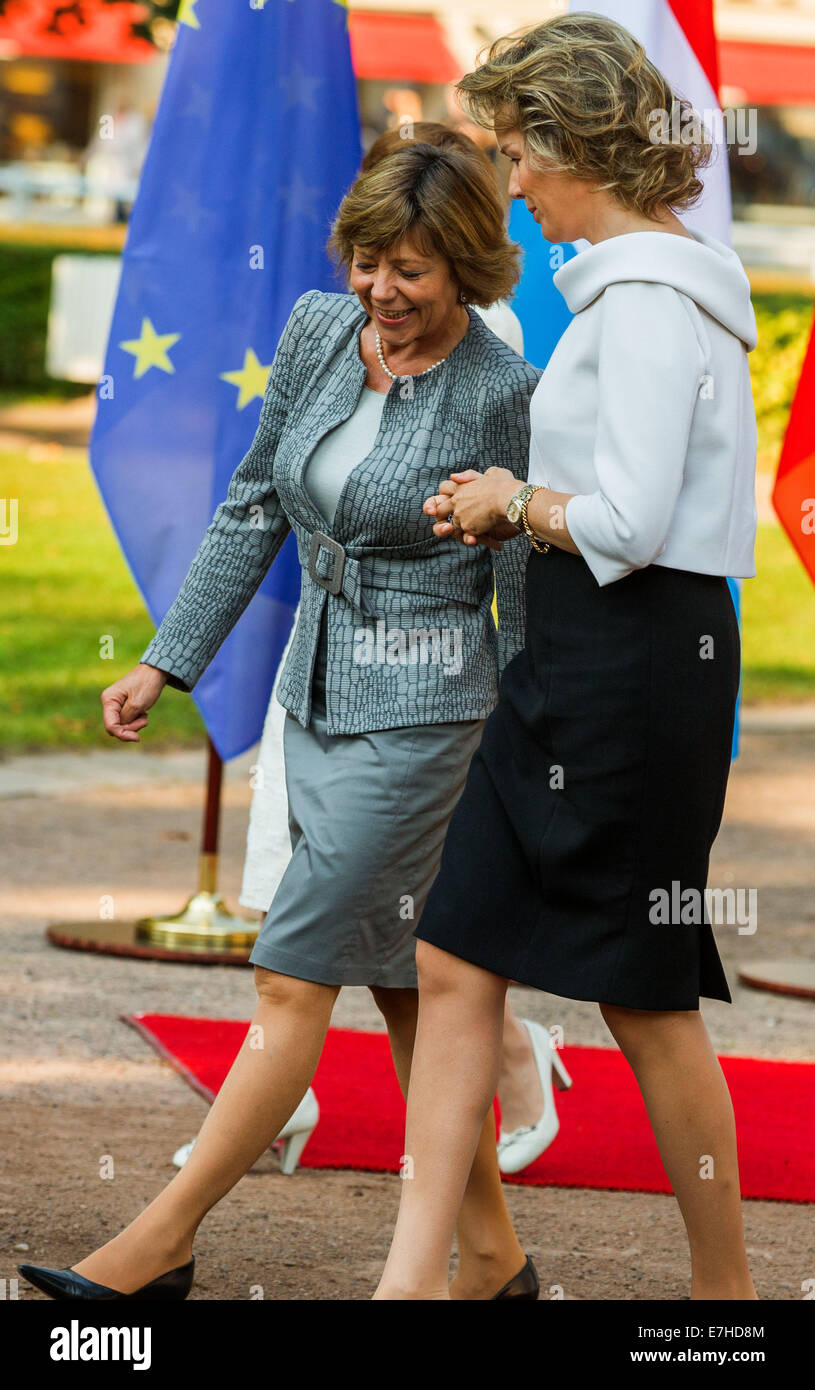 Remembering the queen hi-res stock photography and images - Alamy