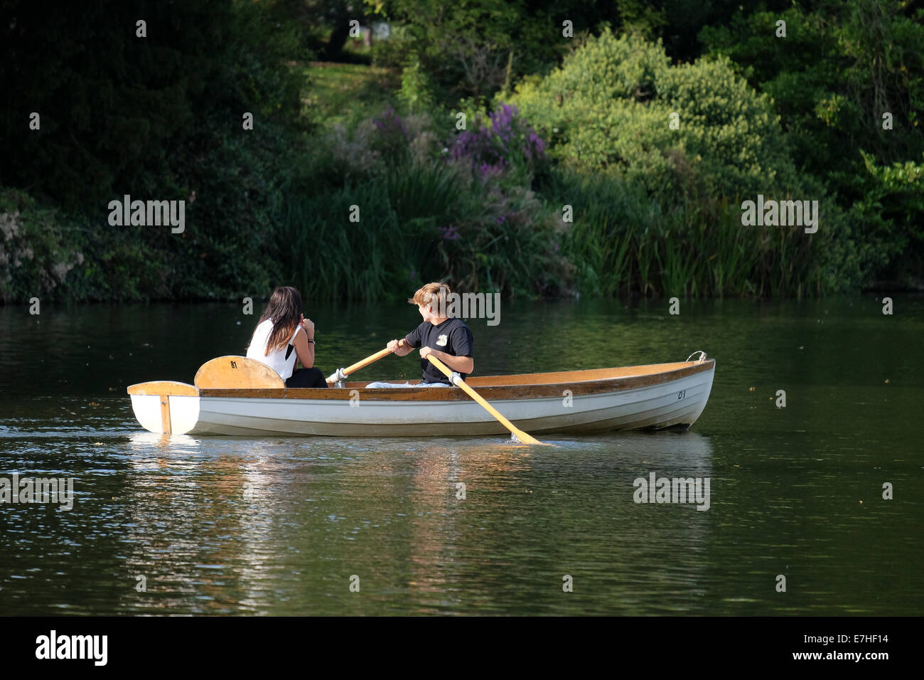Young couple in a rowing boat on the River Avon at Stratford Stock ...