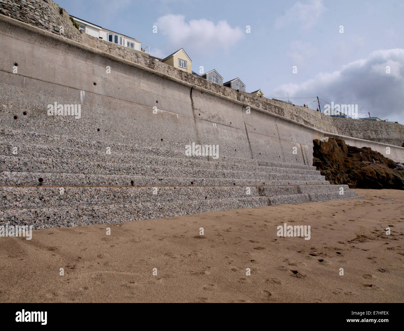Cornwall wall sea hi-res stock photography and images - Alamy