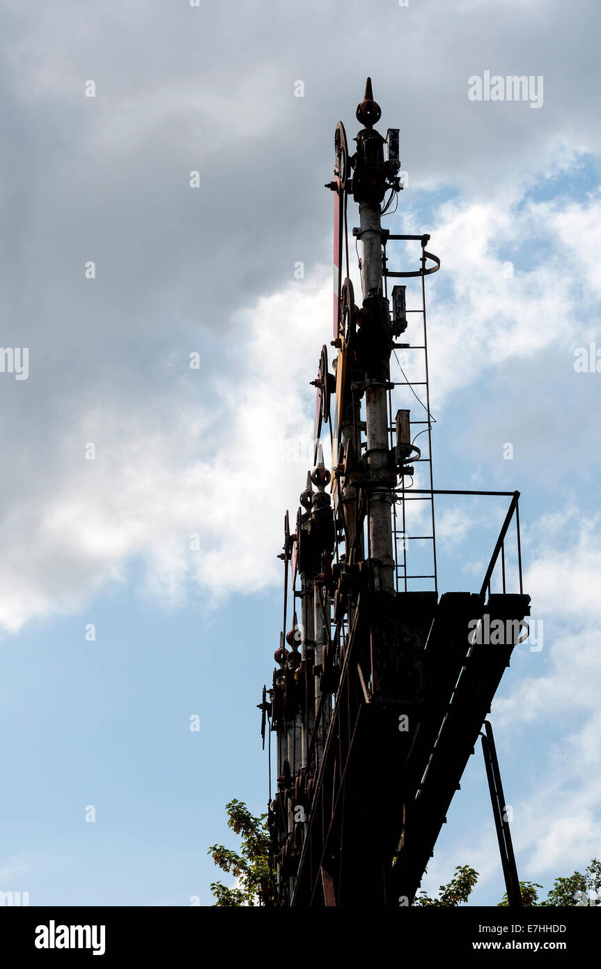 Overhead railroad signals hi-res stock photography and images - Alamy