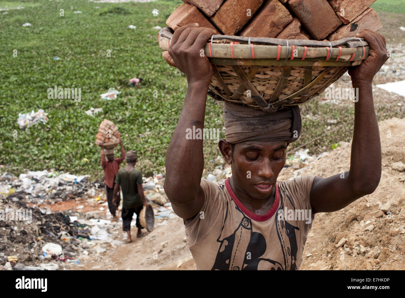 Sept. 18, 2014 - Bangladeshi day labour carrying brick from boat in ...