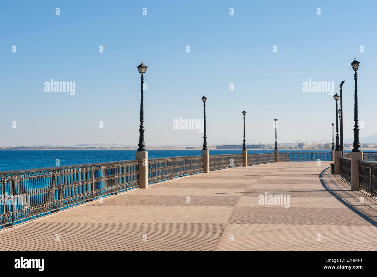 Long curved pier hi-res stock photography and images - Alamy