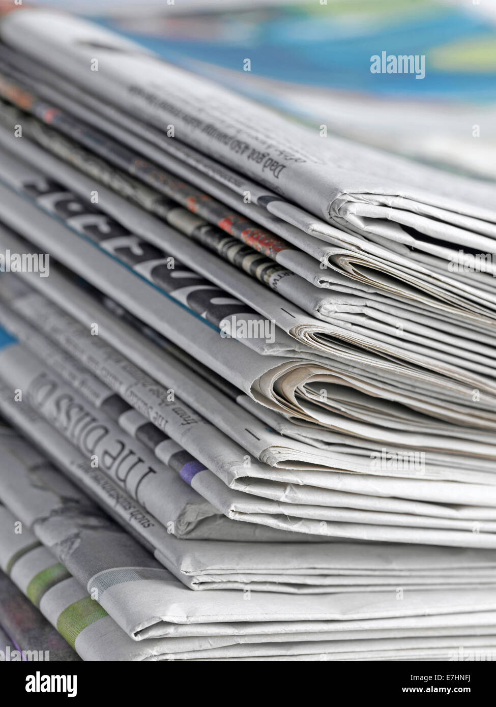 Newspaper article hi-res stock photography and images - Alamy