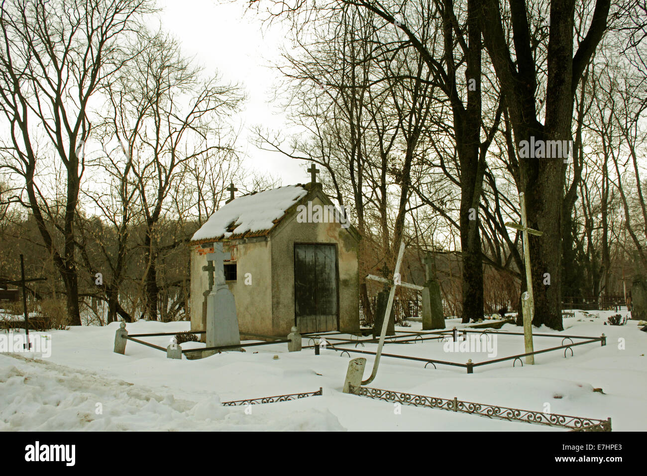 Frozen cemetery hi-res stock photography and images - Alamy
