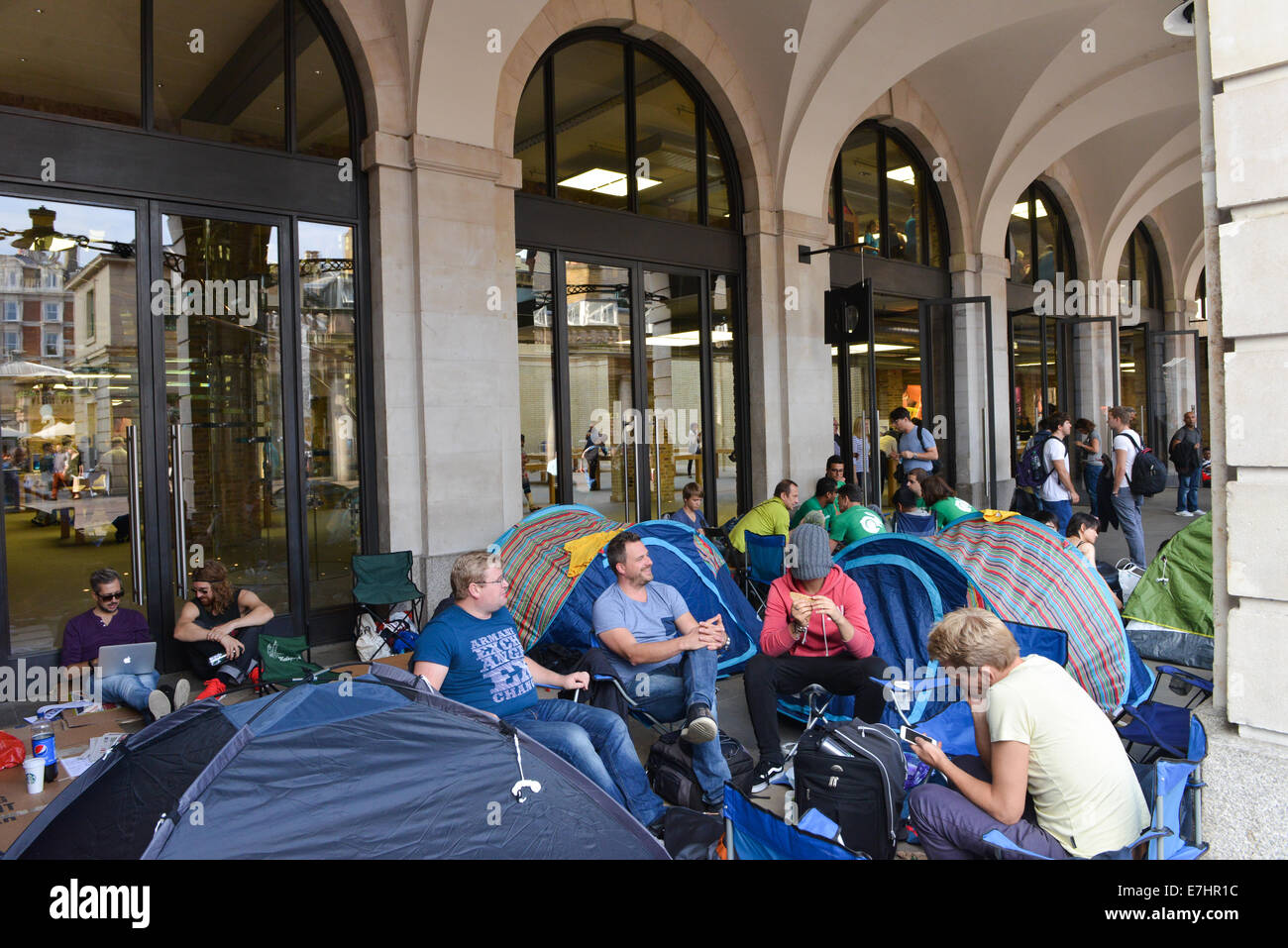 Iphone launch uk queue hi-res stock photography and images - Alamy
