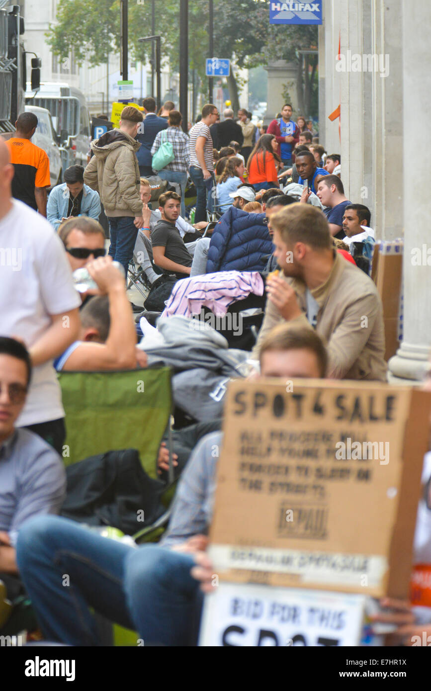 Iphone launch uk queue hi-res stock photography and images - Alamy