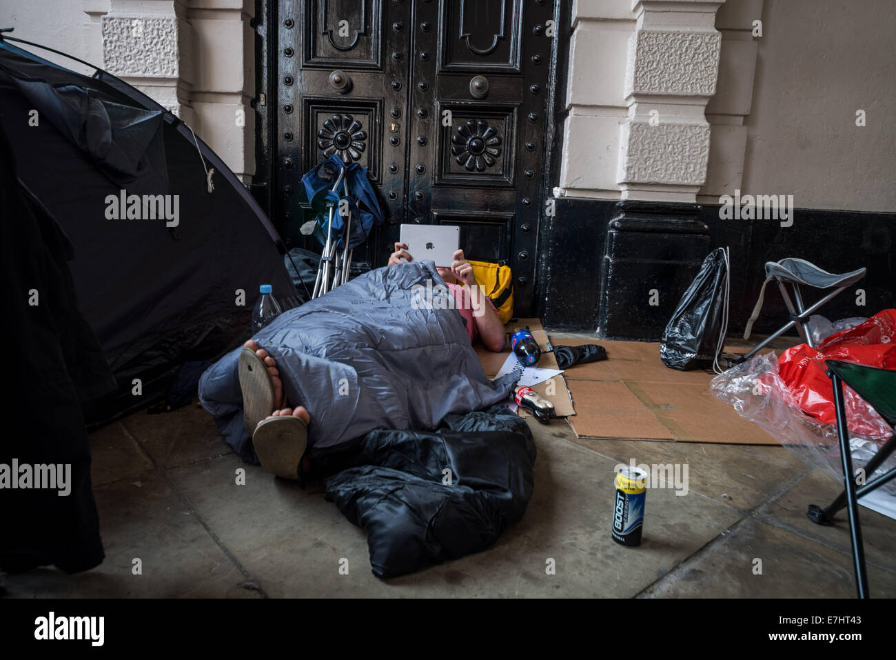 Iphone 6 fans have set up camp outside Apple store in London Stock ...