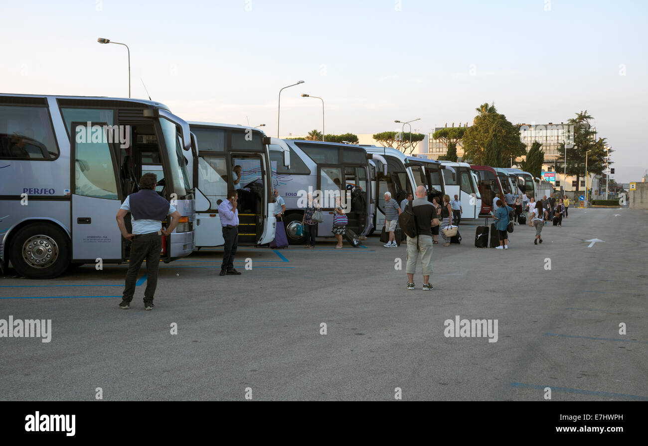 Airport transfer coaches hi-res stock photography and images - Alamy