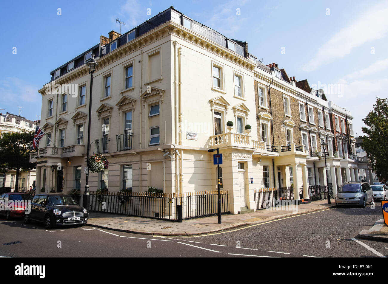 Terraced houses uk exterior hi-res stock photography and images - Alamy