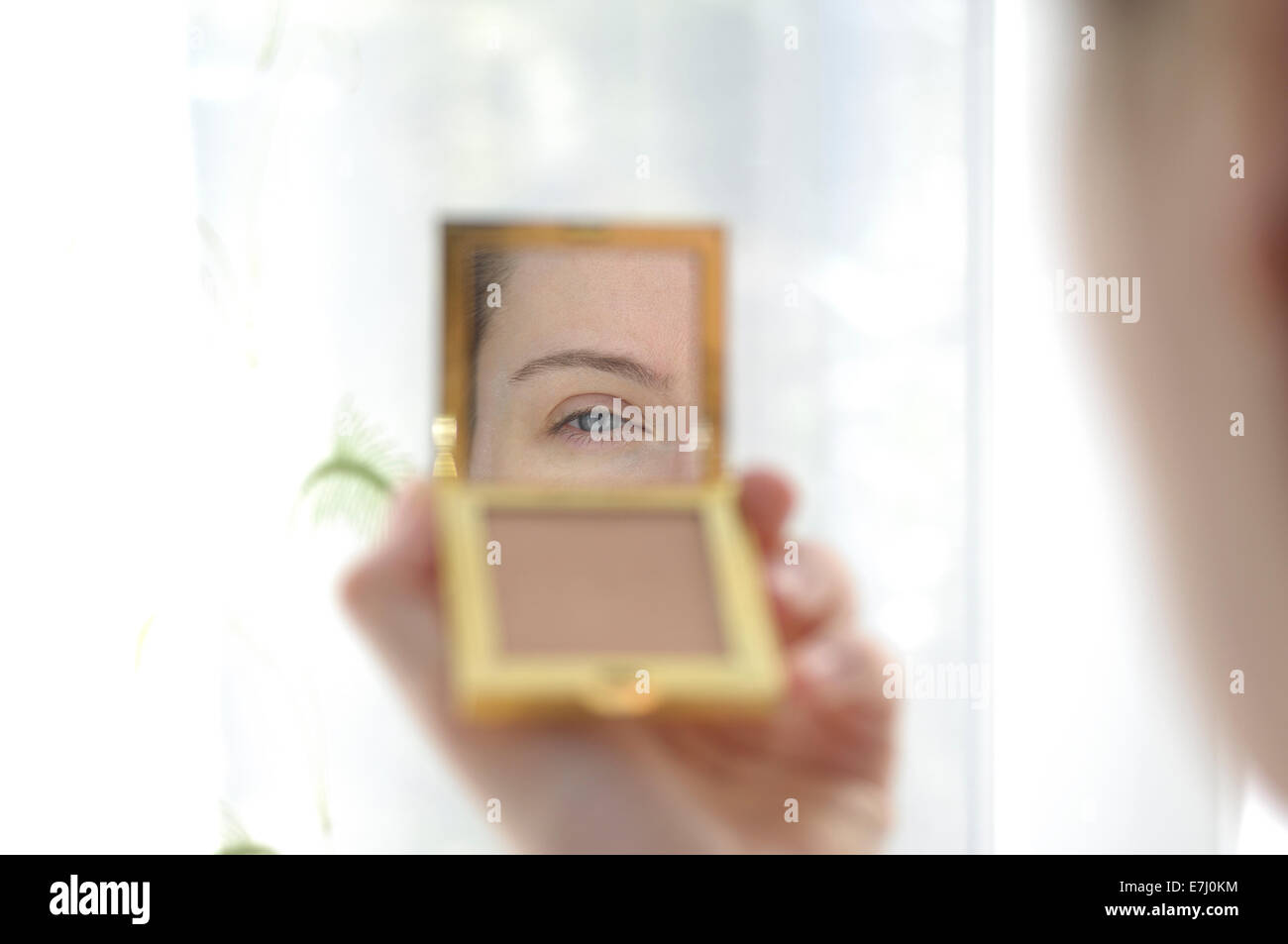 Hand mirror pretty hi-res stock photography and images - Alamy