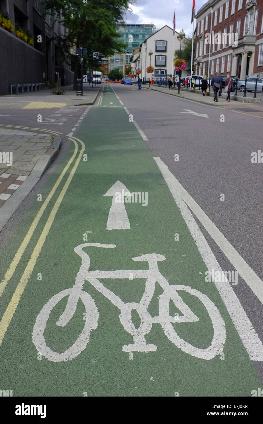 Road lane markings cycle hi-res stock photography and images - Alamy