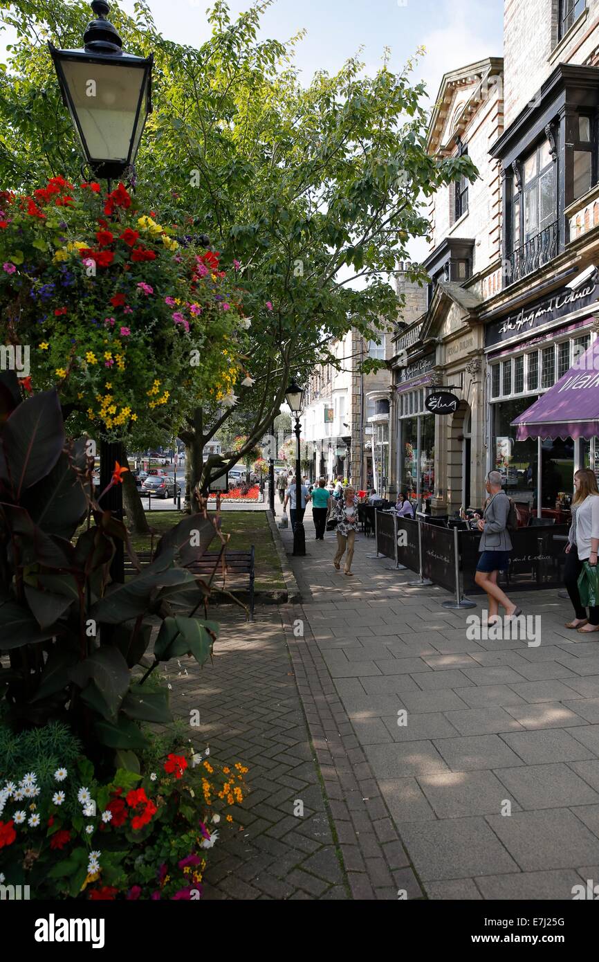 Harrogate Shops and People Stock Photo - Alamy
