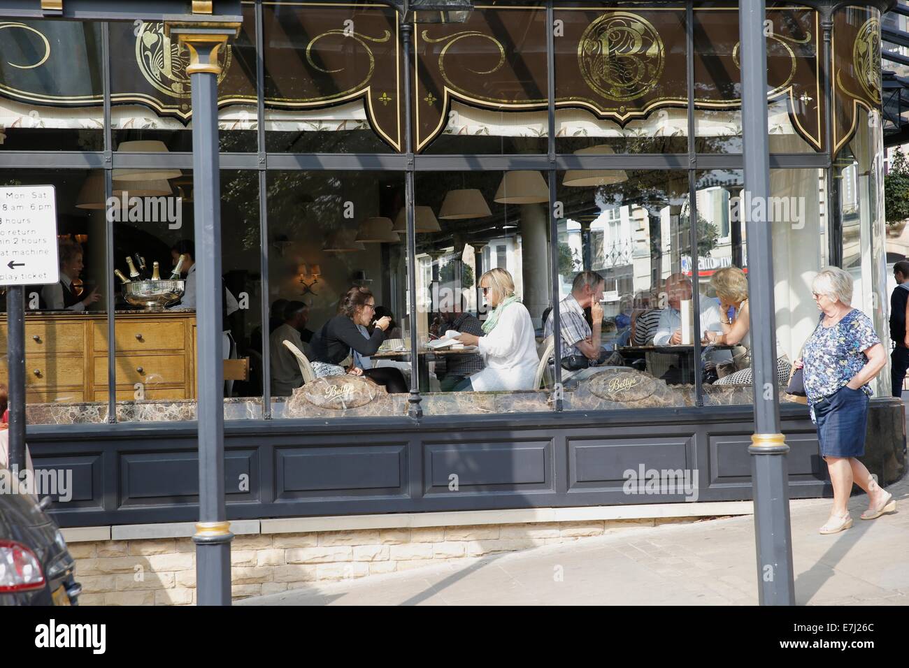 Harrogate Shops and People Stock Photo - Alamy