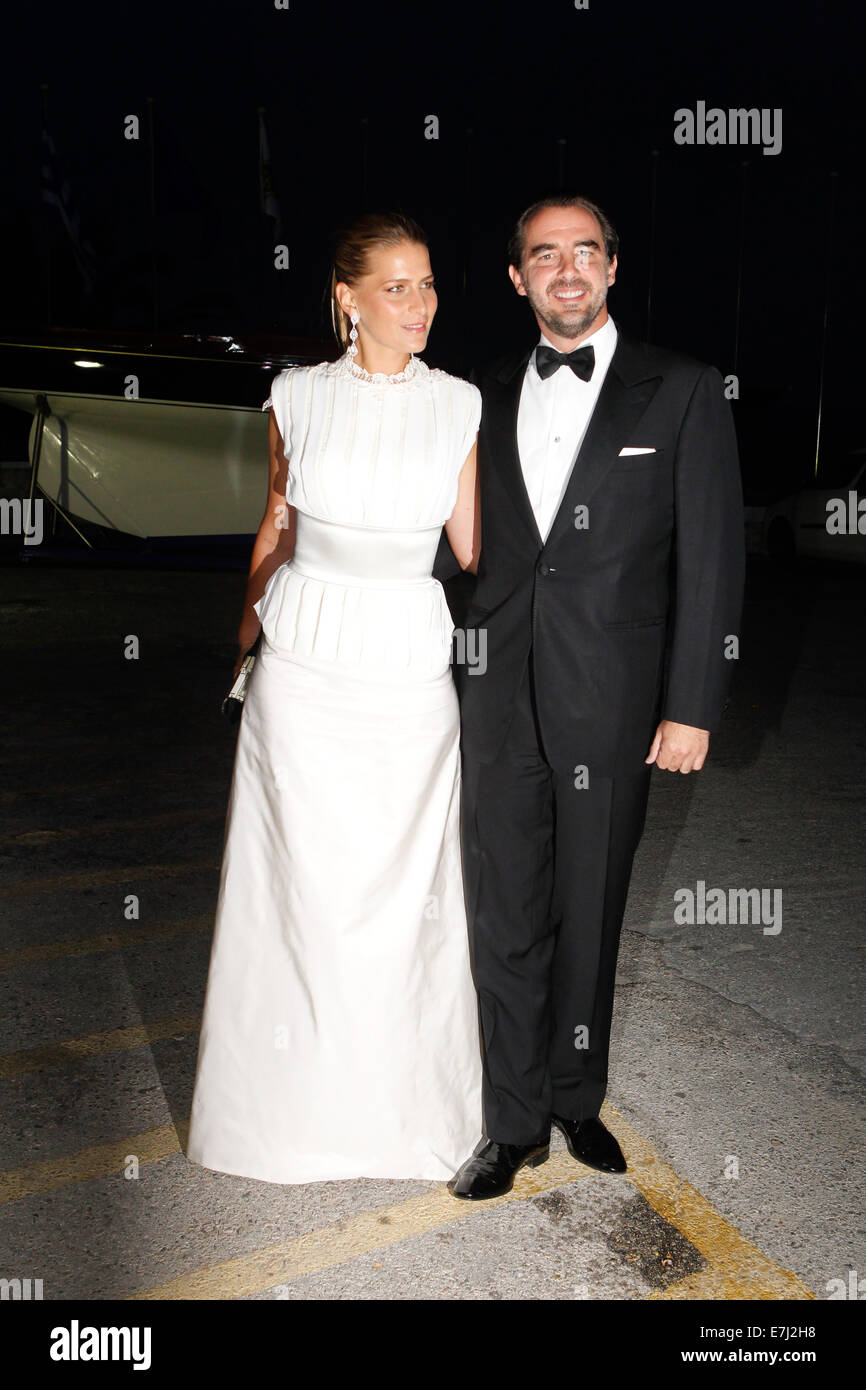 Golden wedding anniversary queen hi-res stock photography and images ...