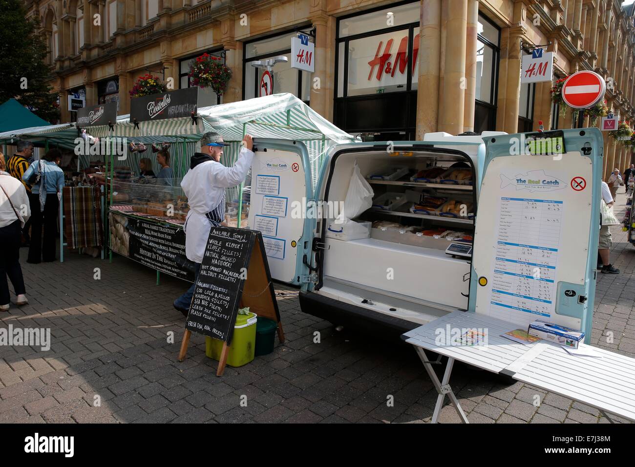 Harrogate Shops and People Stock Photo - Alamy