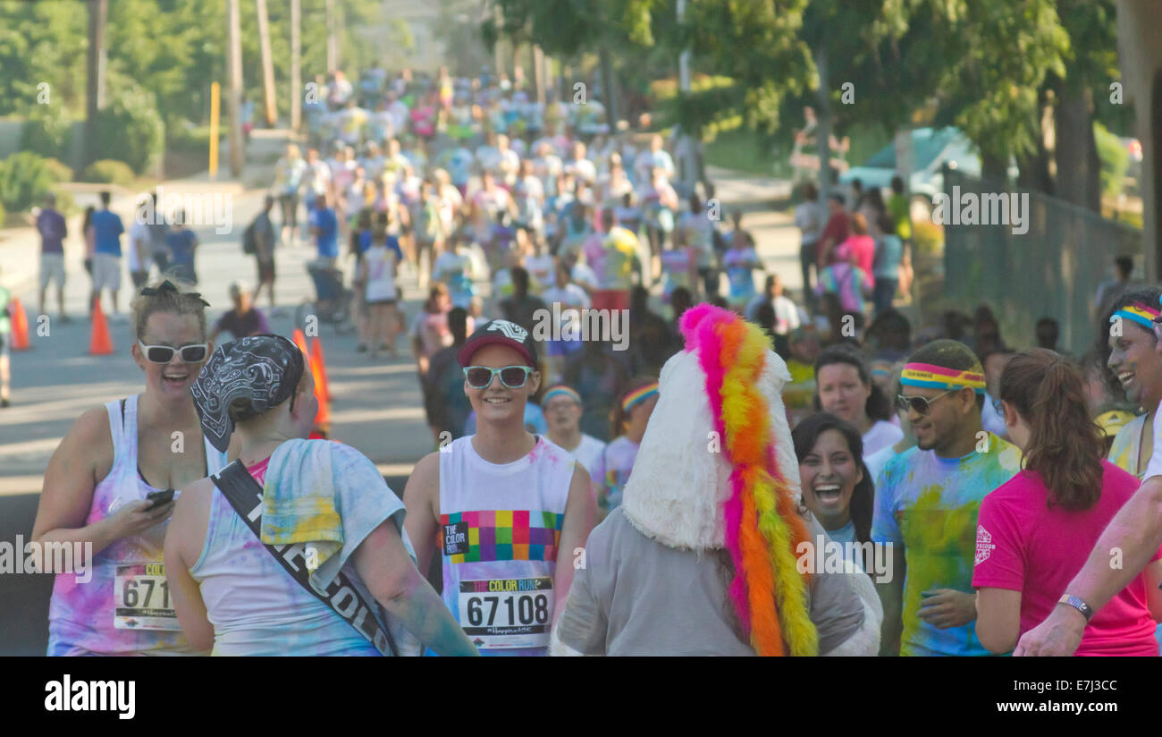 Happy crowd hi-res stock photography and images - Alamy