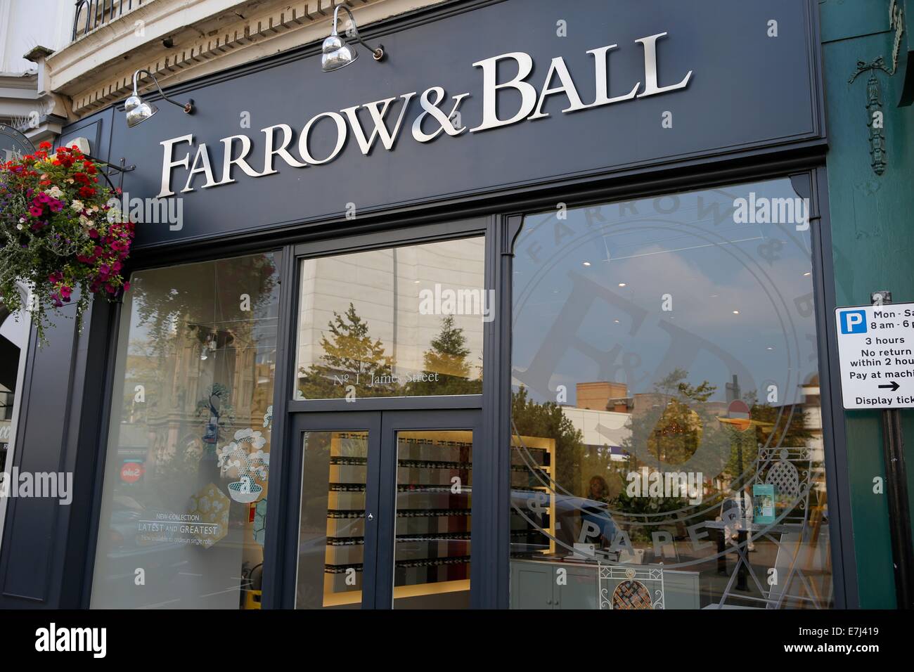 Harrogate Shops and People Stock Photo - Alamy