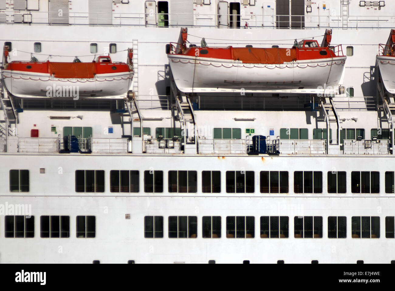 Lifeboats on ferry / Ocean liner Stock Photo - Alamy