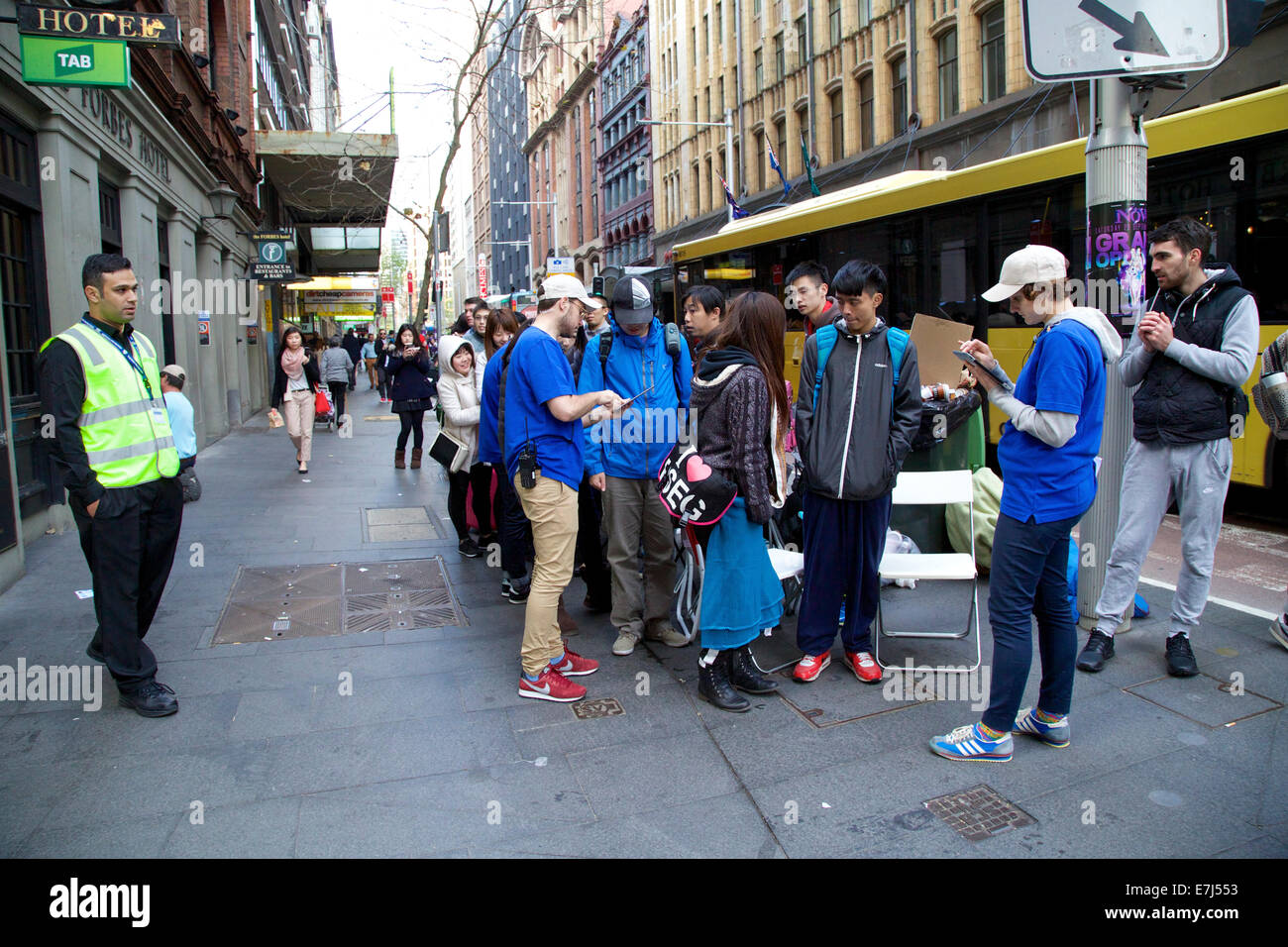 Apple store queues hi-res stock photography and images - Alamy