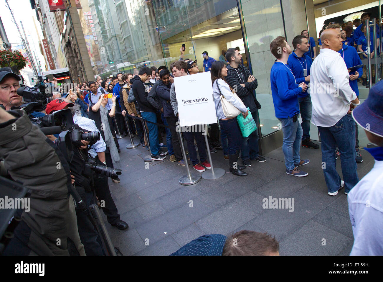 Iphone release line hi-res stock photography and images - Alamy