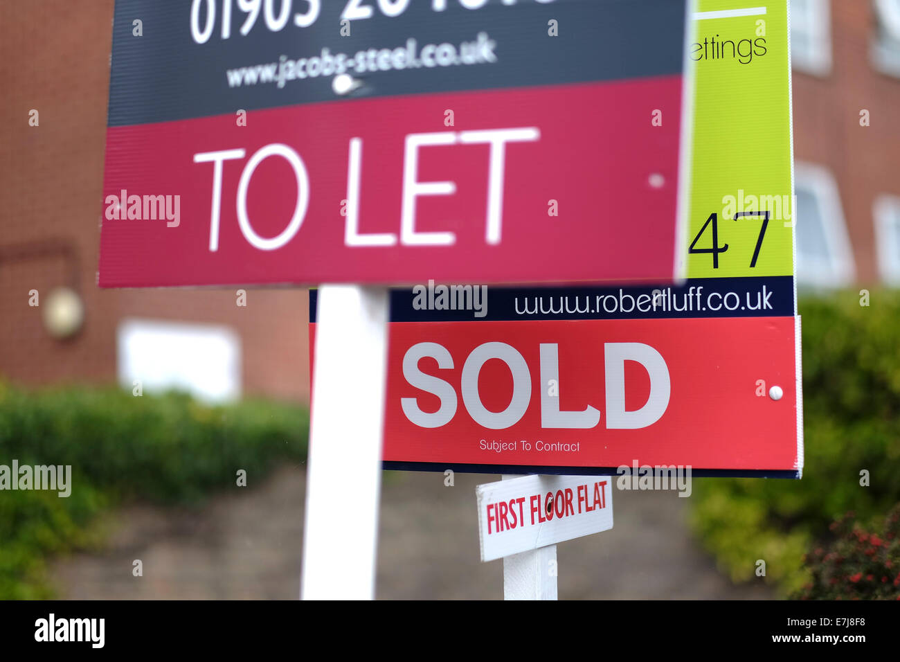 To Let and Sold signs outside a property Stock Photo - Alamy