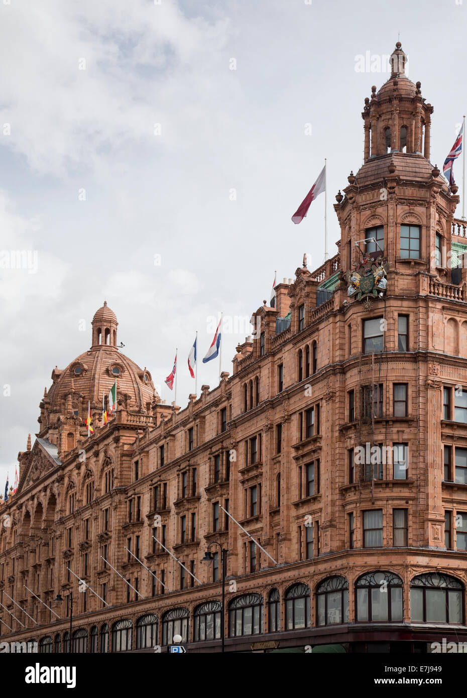 Harrods store exterior hi-res stock photography and images - Alamy