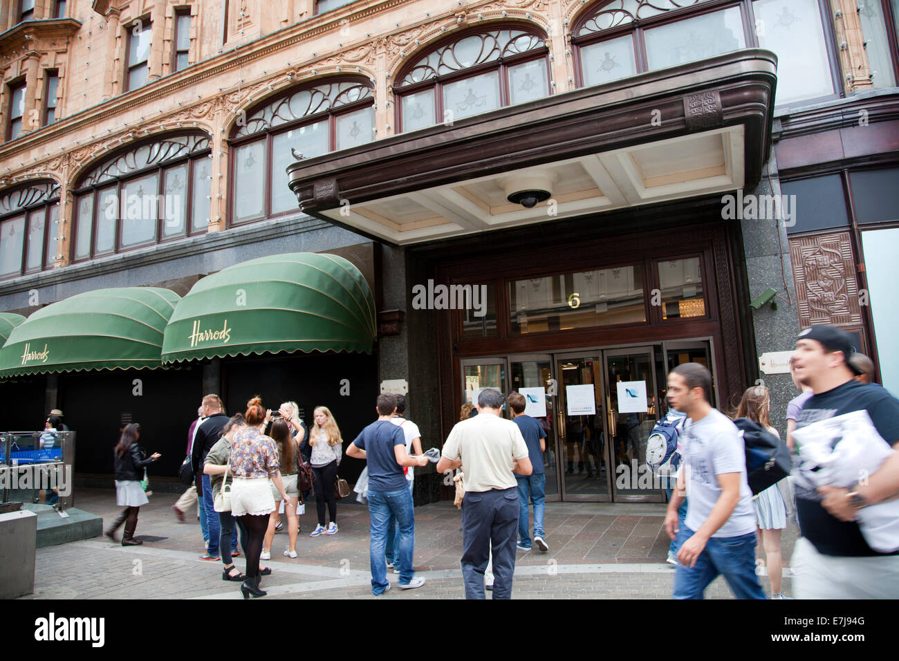 Harrods entrance hi-res stock photography and images - Alamy