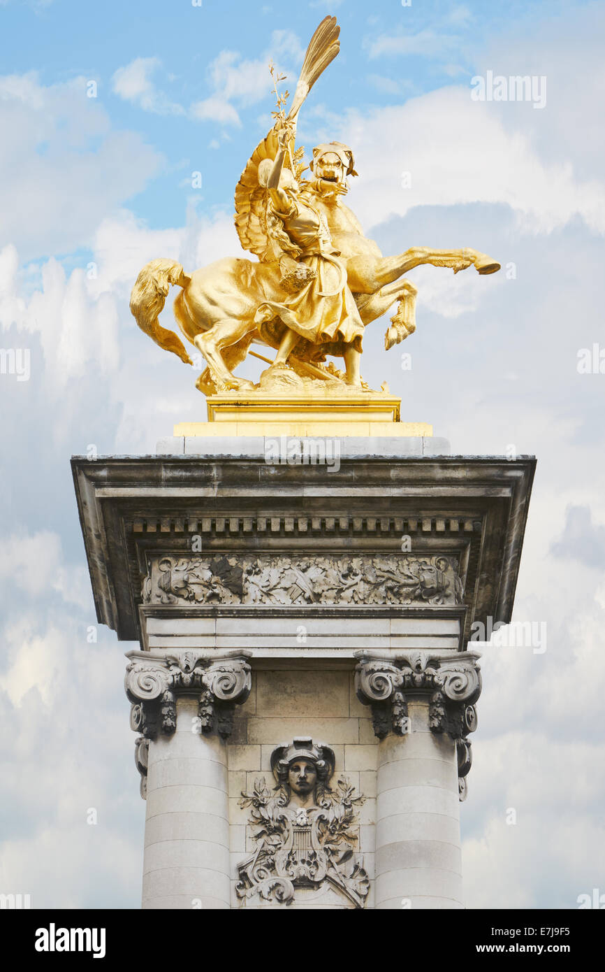 Golden statue european hi-res stock photography and images - Alamy
