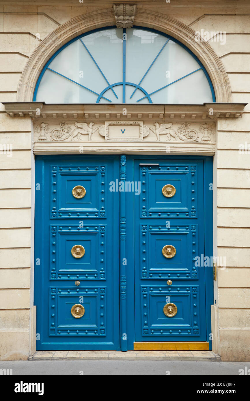 Blue building with white door hi-res stock photography and images - Alamy