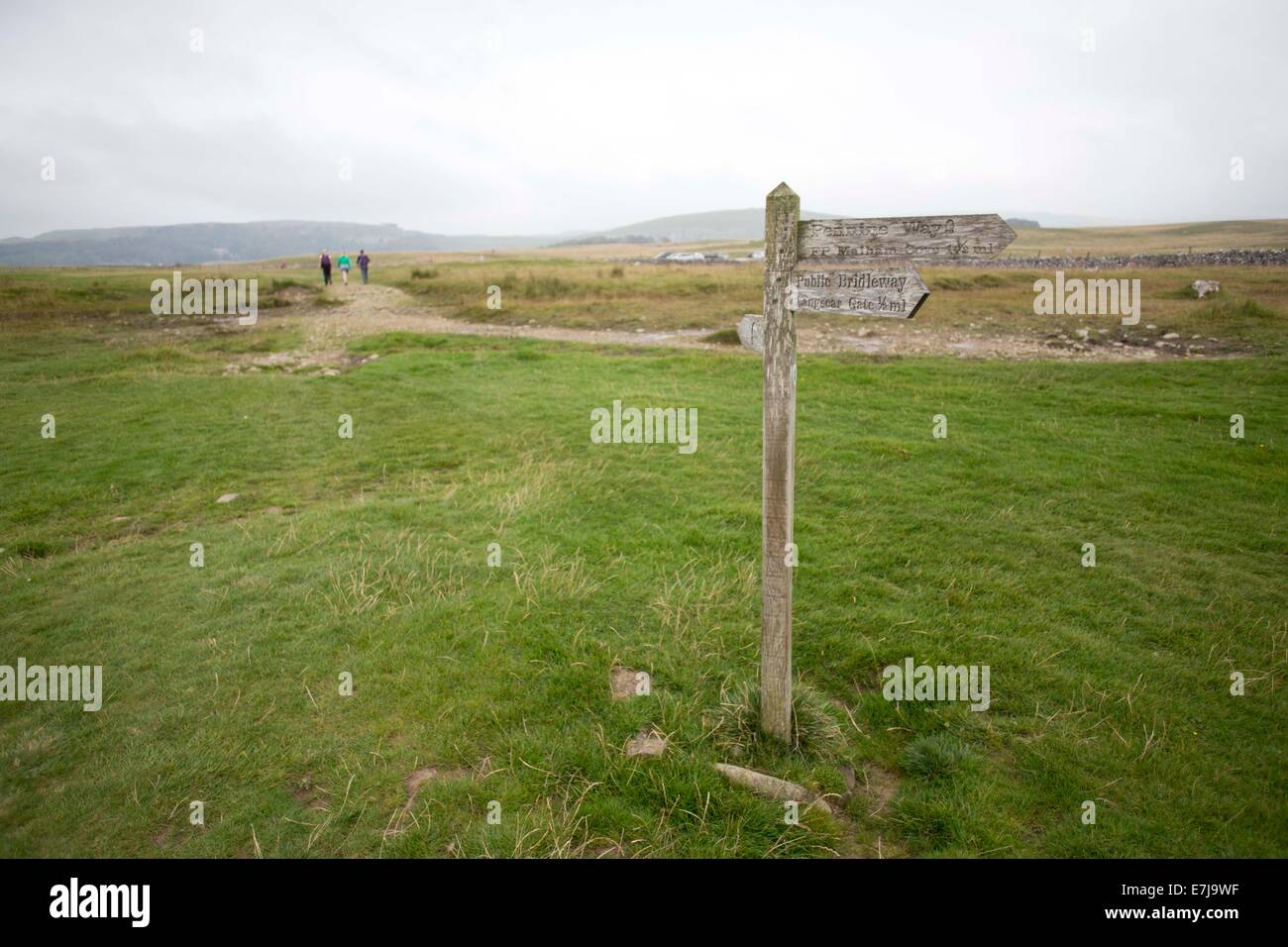 Malham foot path hi-res stock photography and images - Alamy