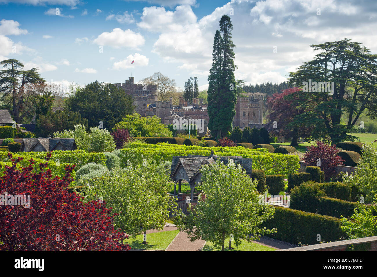 Yew maze hi-res stock photography and images - Alamy