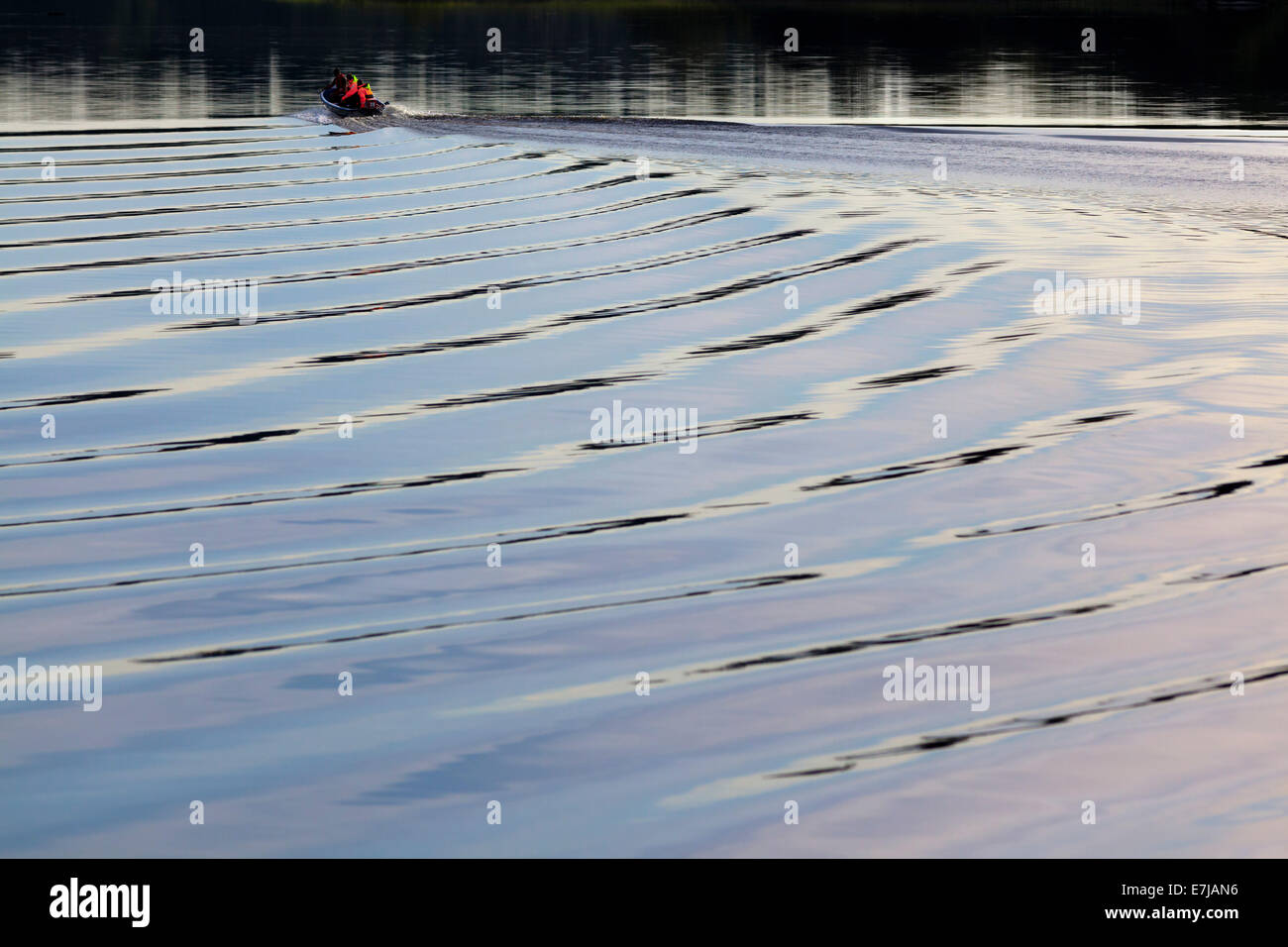 Stern waves hi-res stock photography and images - Alamy