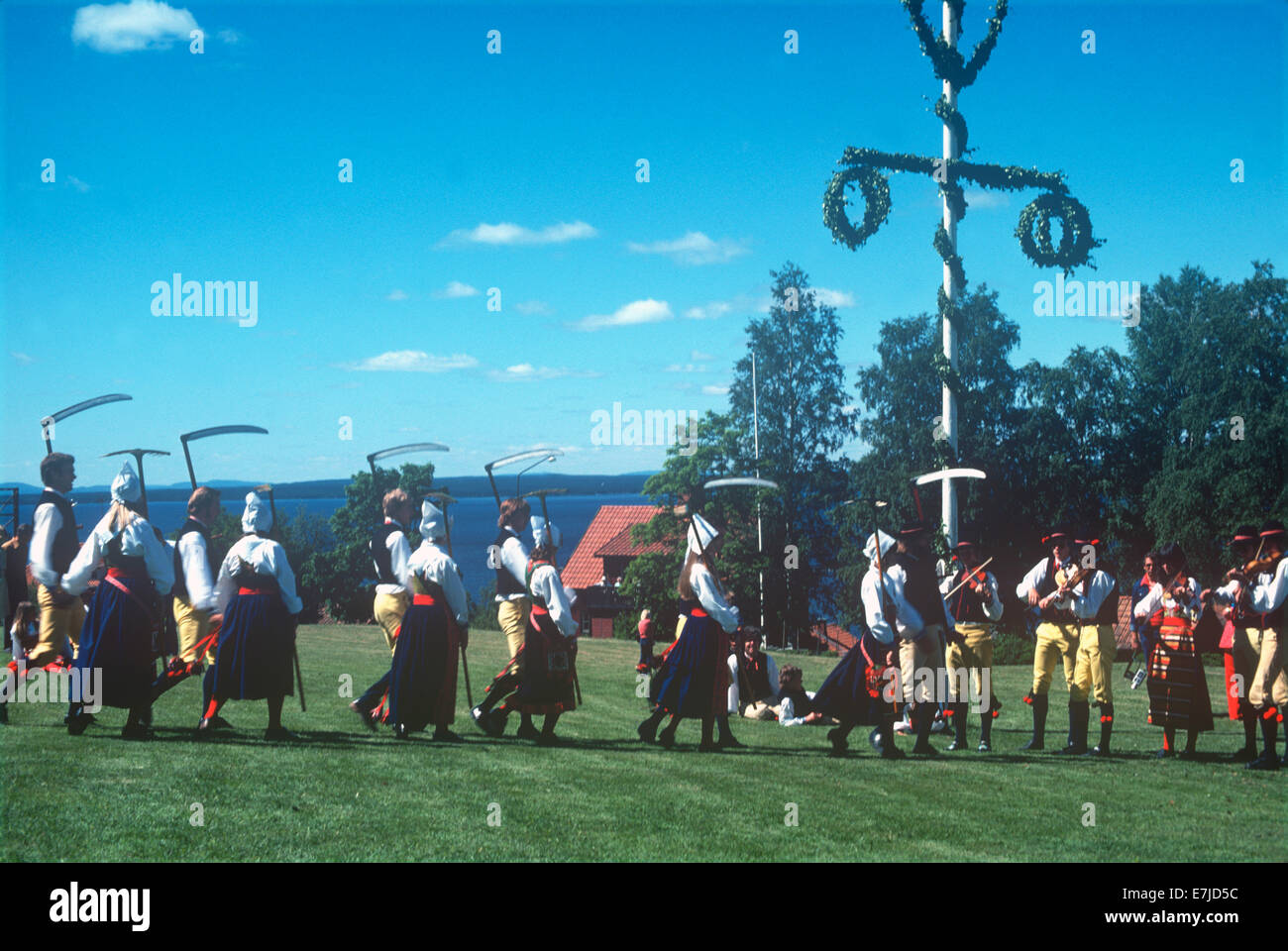 Maypole dancing sweden hi-res stock photography and images - Alamy