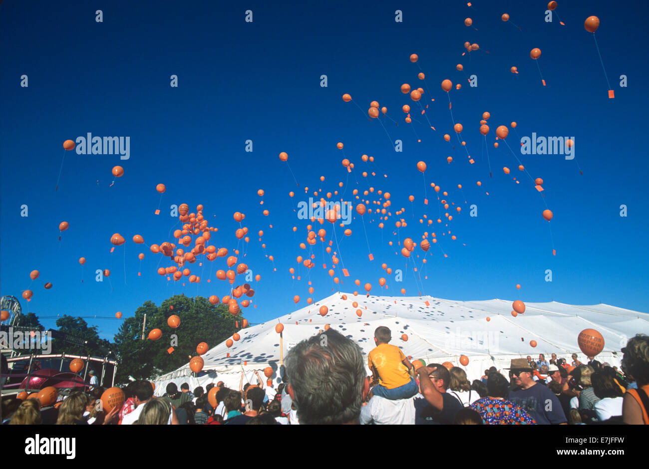 Release balloons hi-res stock photography and images - Alamy