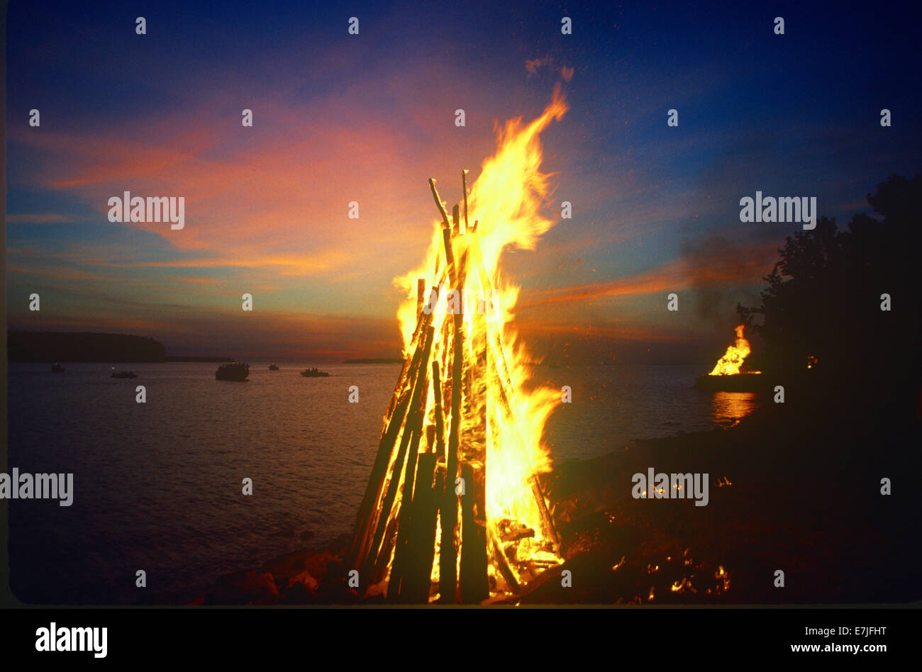 Celebrate bonfire hi-res stock photography and images - Alamy
