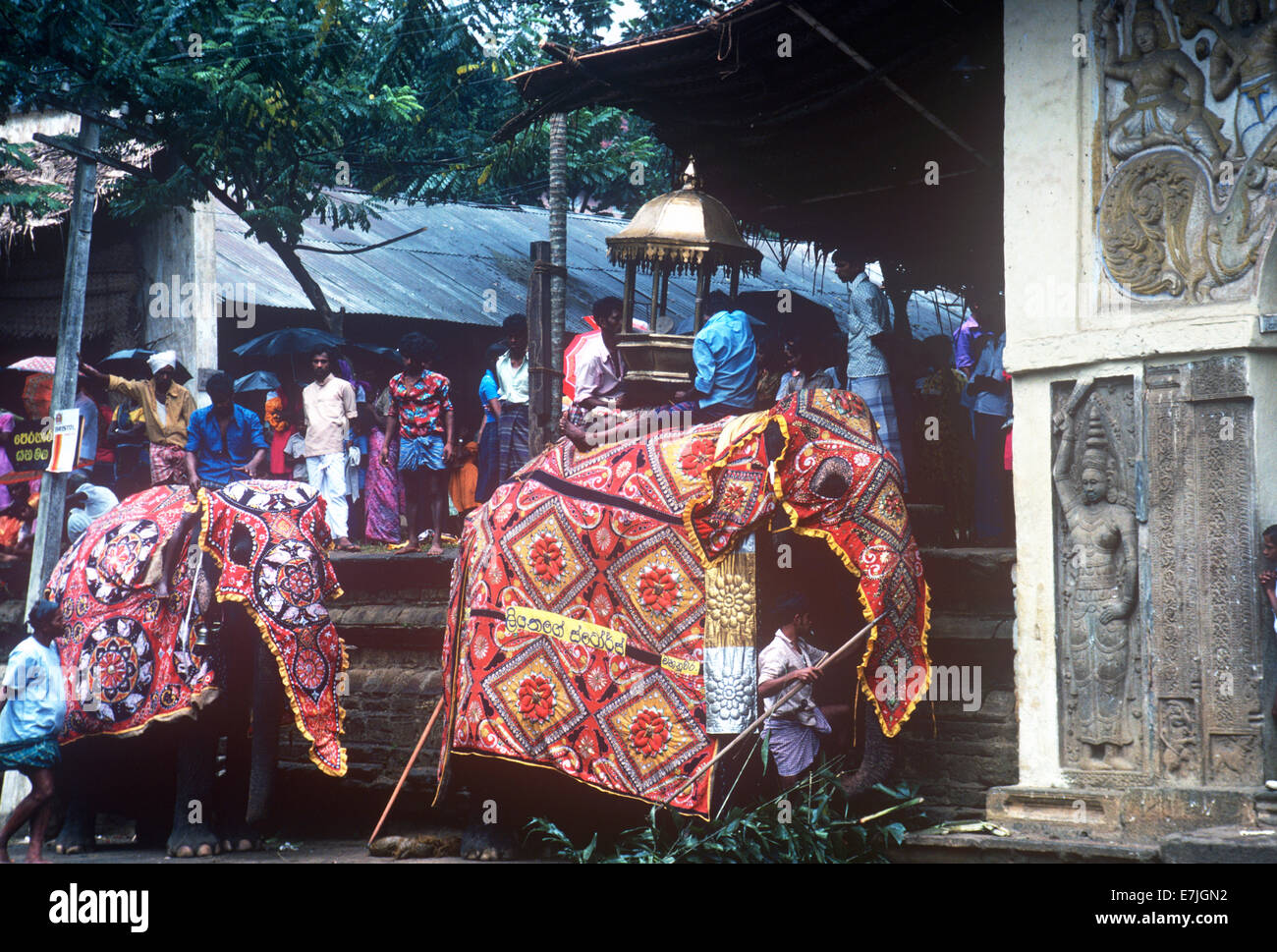 Perahera hi-res stock photography and images - Alamy