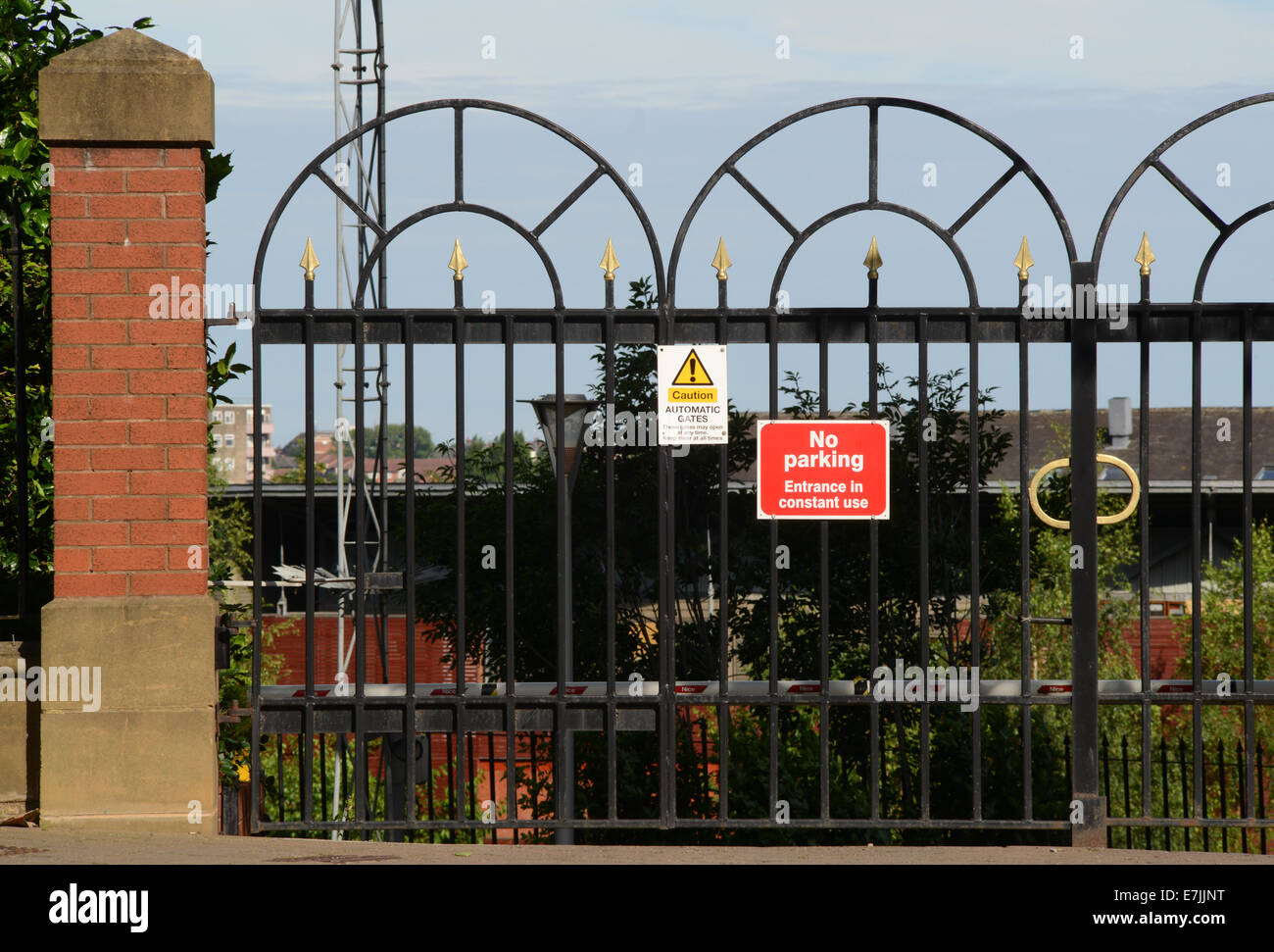 no parking notice in front of locked gates to offices and apartments in ...