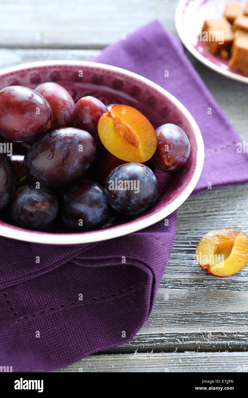 ripe and fresh plums in a bowl, side view Stock Photo - Alamy