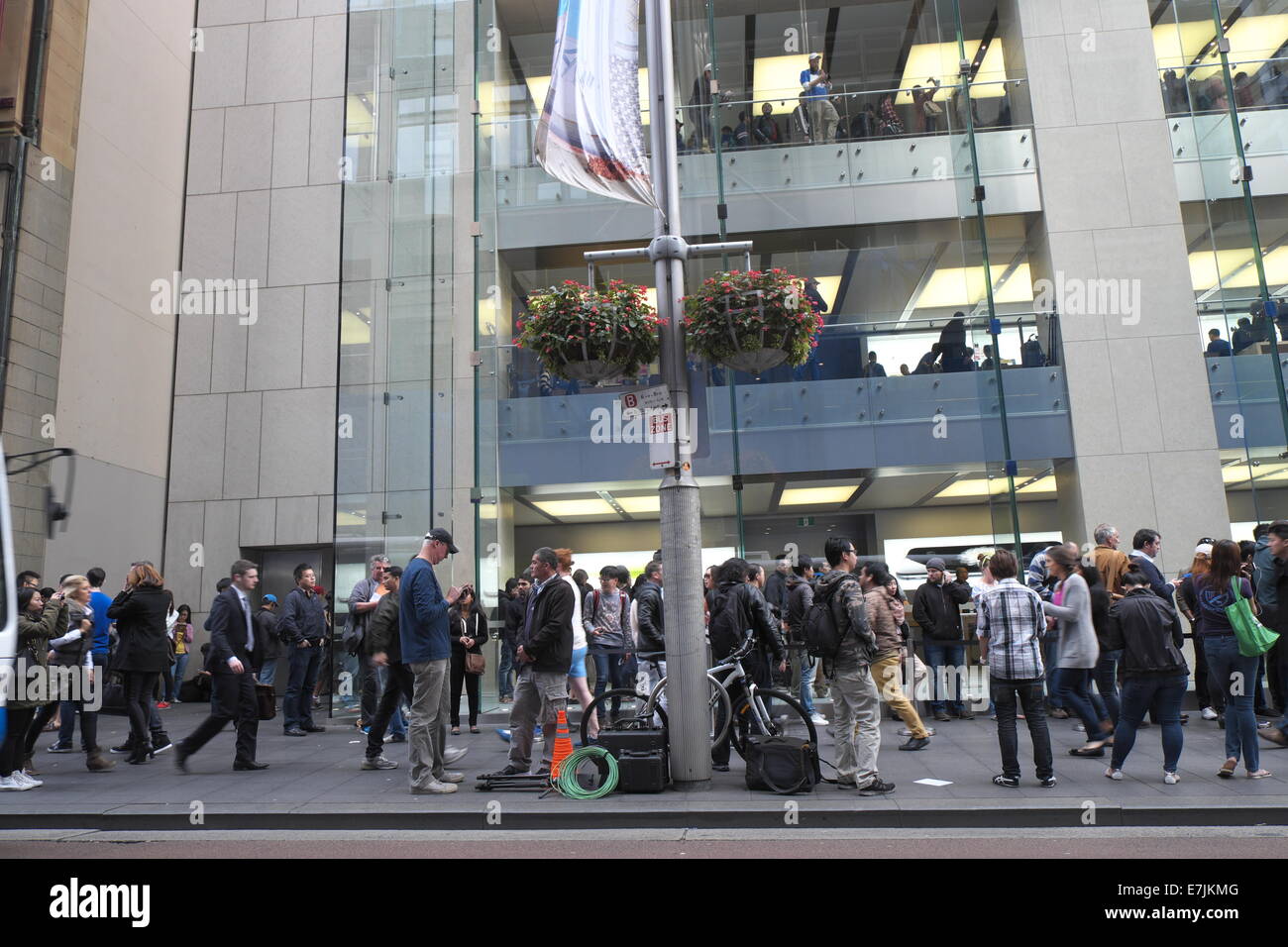 Store queue hi-res stock photography and images - Alamy