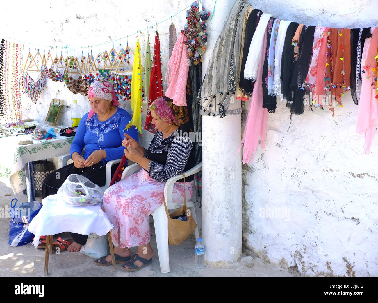 Women selling local crafts hi-res stock photography and images - Alamy