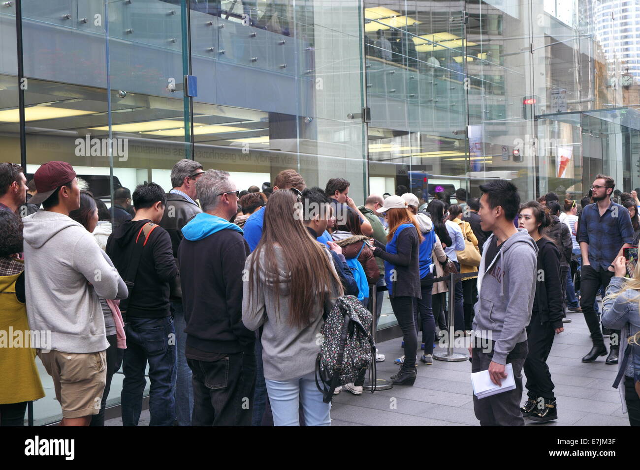 Apple store people queue hi-res stock photography and images - Alamy