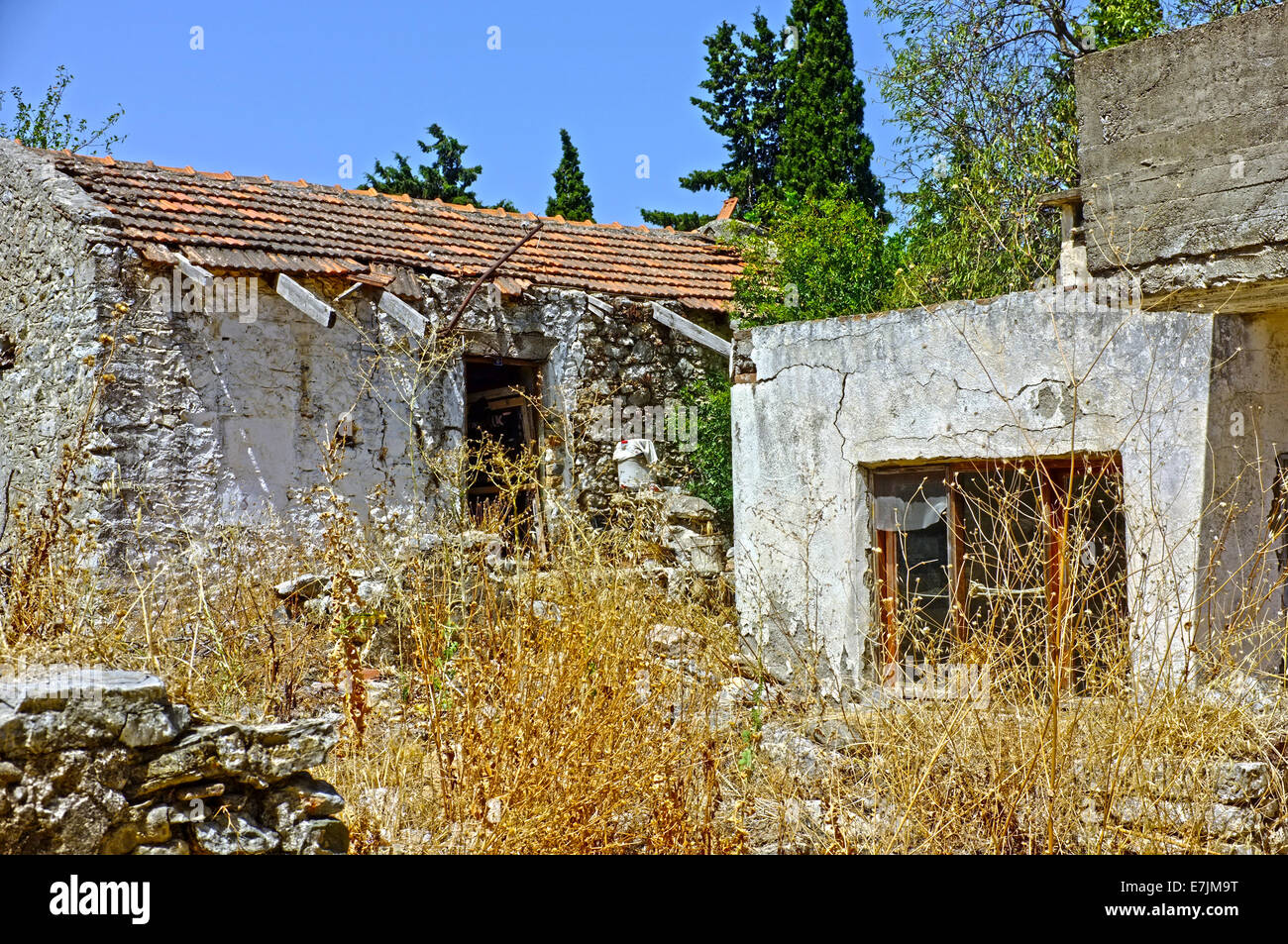 Old house in ruins Stock Photo - Alamy