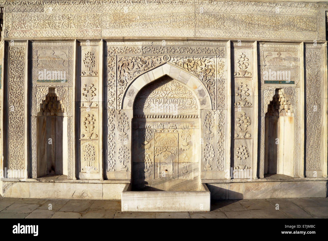 Islamic architecture fountain hi-res stock photography and images - Alamy