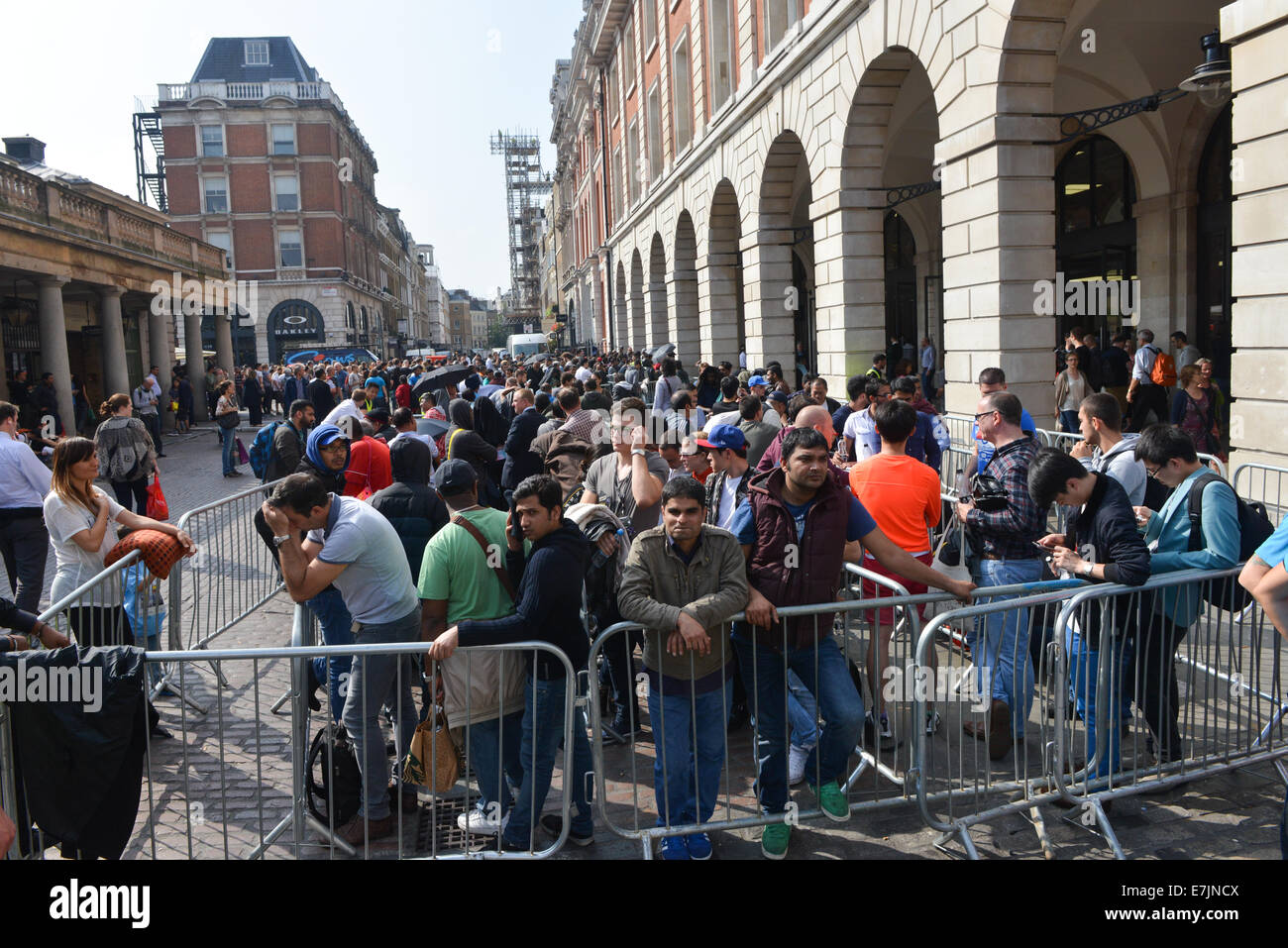 Covent Garden, London, UK. 19th September 2014. A very large queue ...