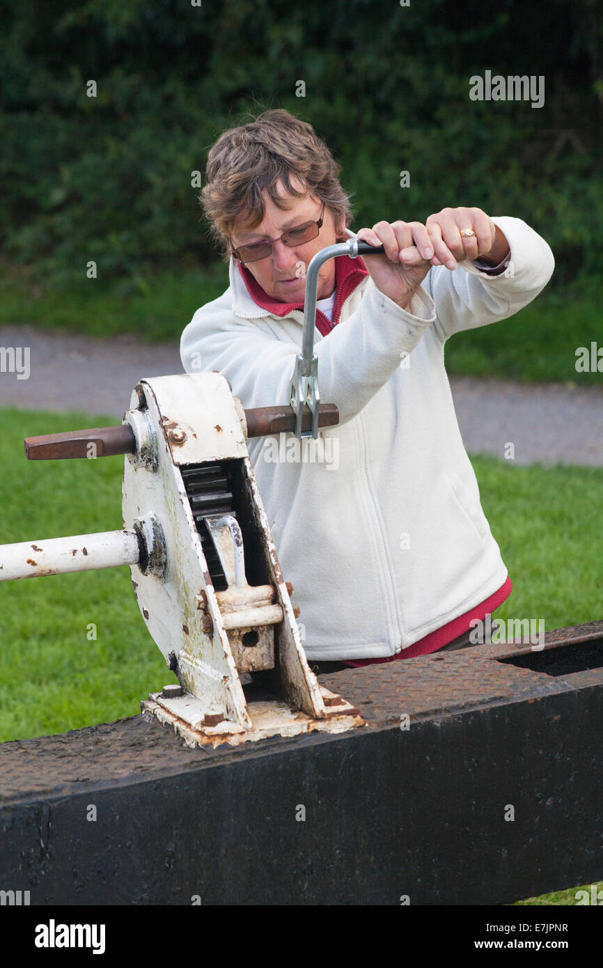 Operating canal lock gates hi-res stock photography and images - Alamy